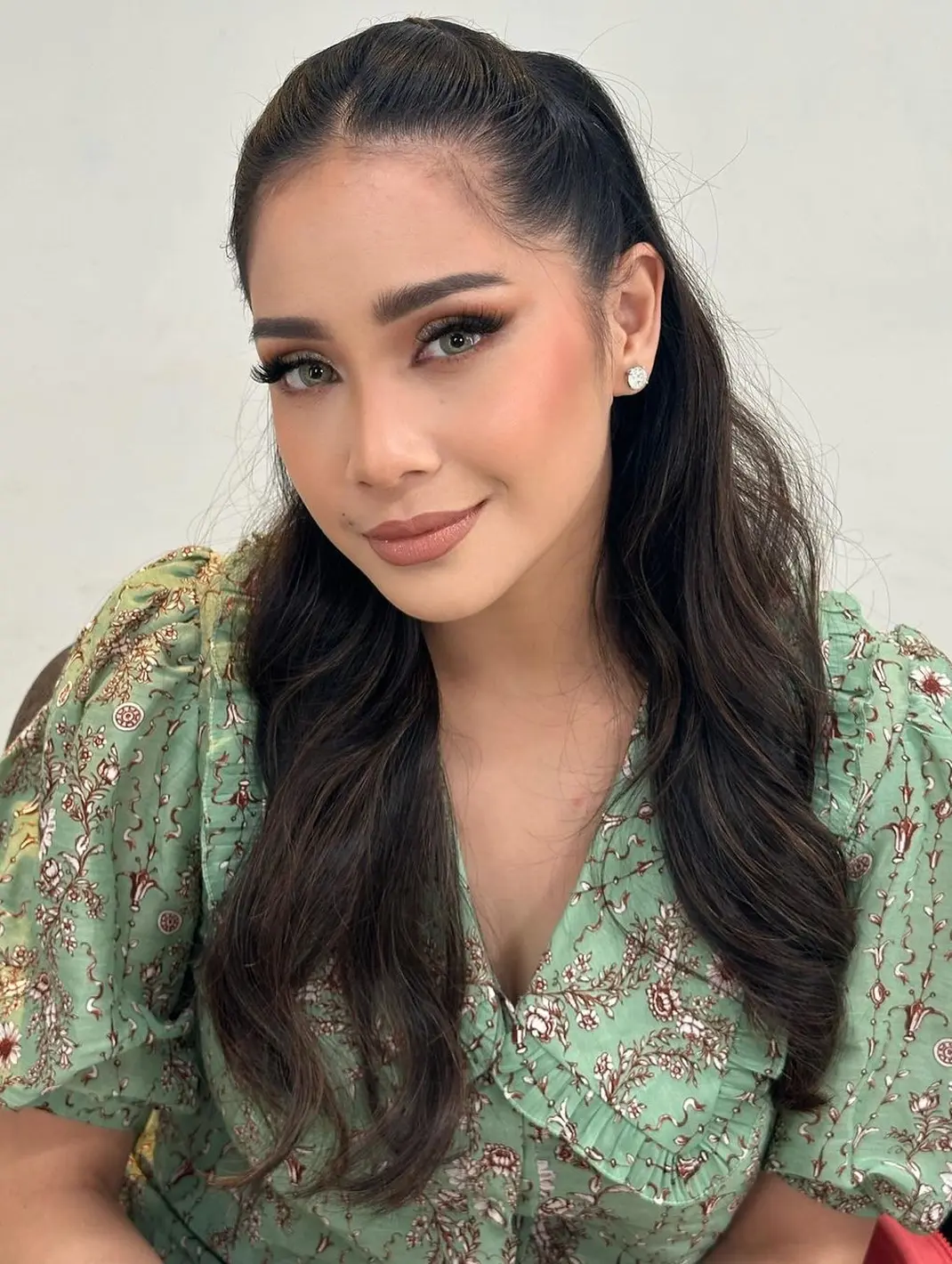 6 Potret Nagita Slavina Tampil dengan Makeup Bold, Bikin Pangling Mirip Banget Tasya Farasya ...