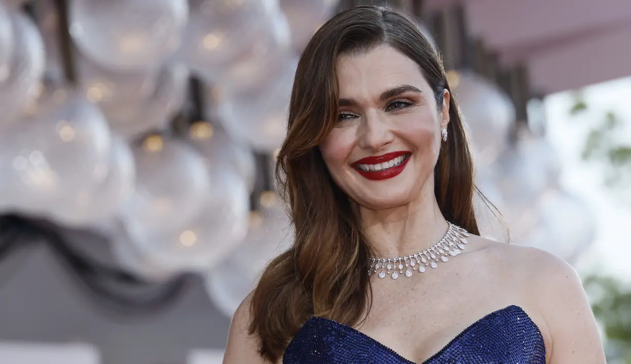 Bak Bertabur Kristal Berkilau, Rachel Weisz Tampil Memukau Kenakan Gaun ...