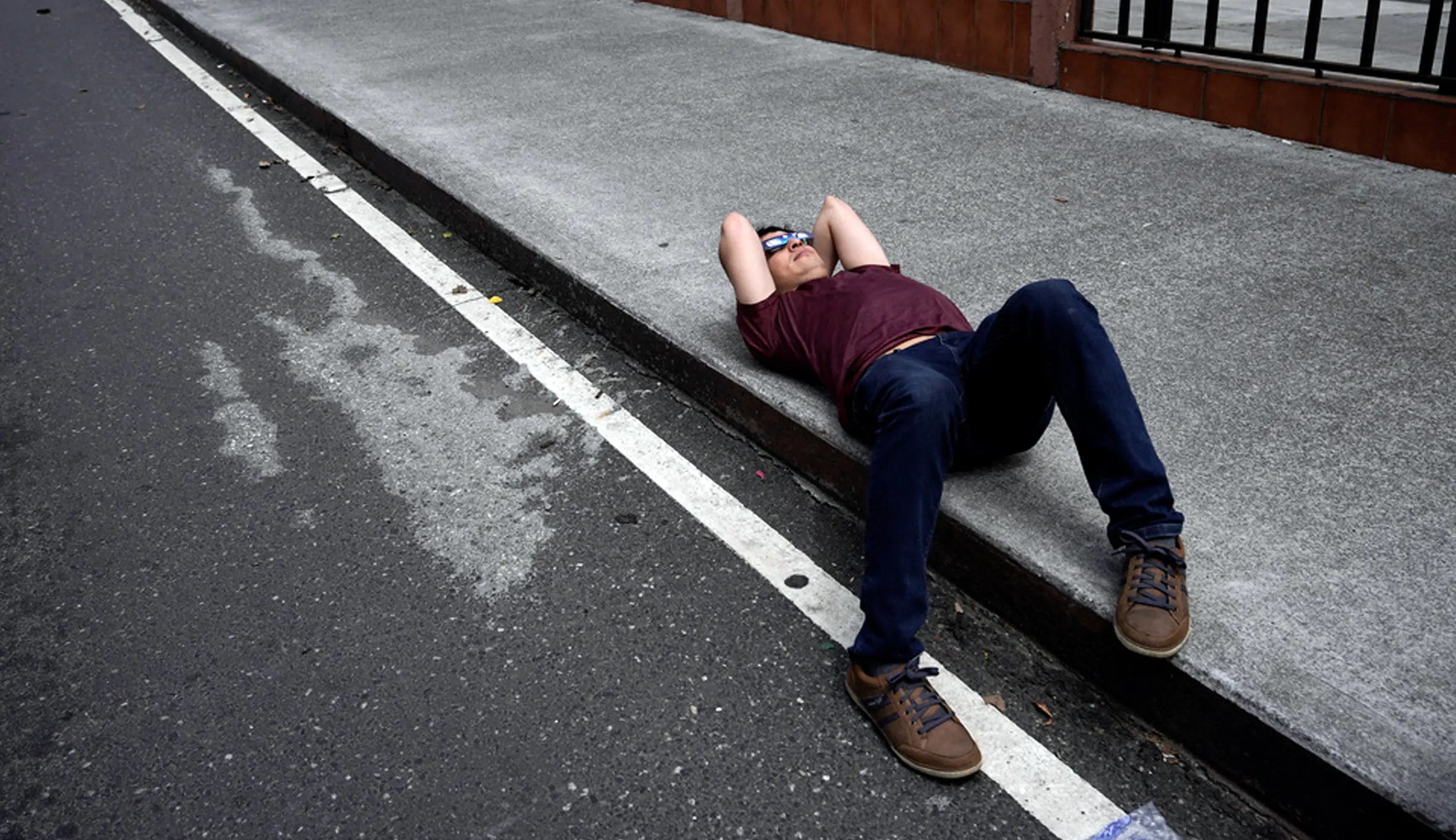 Antusiasme Warga Saksikan Fenomena Gerhana Matahari Cincin Api 2023 ...