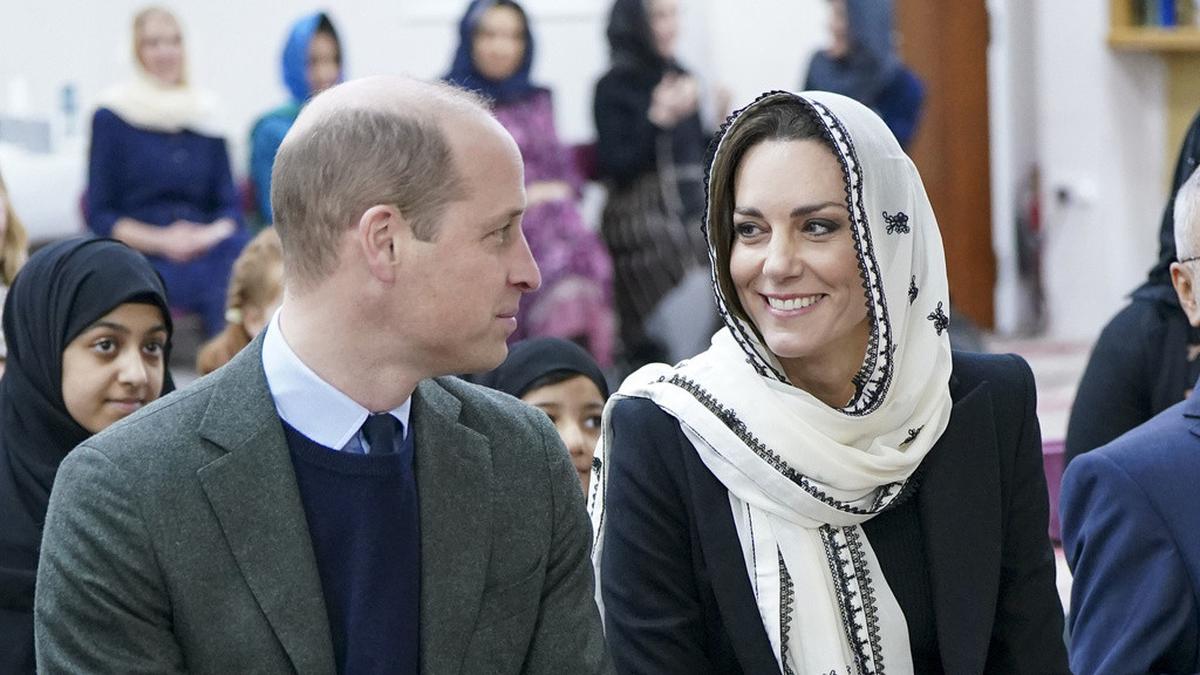 Potret Kate Middleton Kenakan Kerudung Saat Kunjungi Muslim Centre di ...