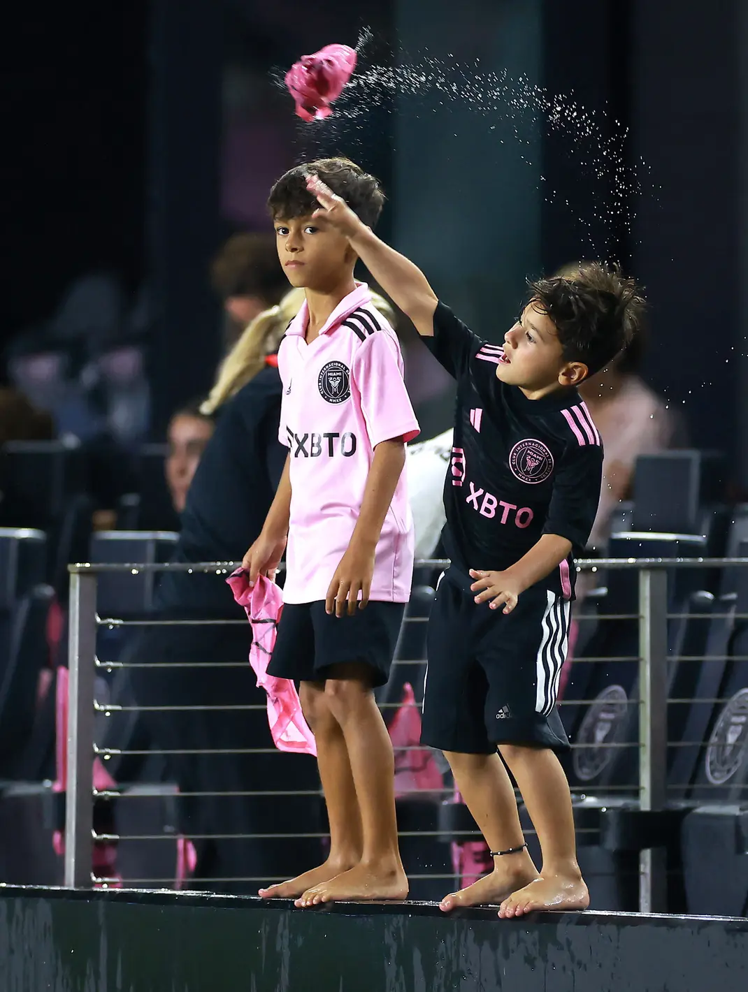 Foto: Tingkah Usil Anak Lionel Messi dan Sergio Busquets, Menciprat Air ...