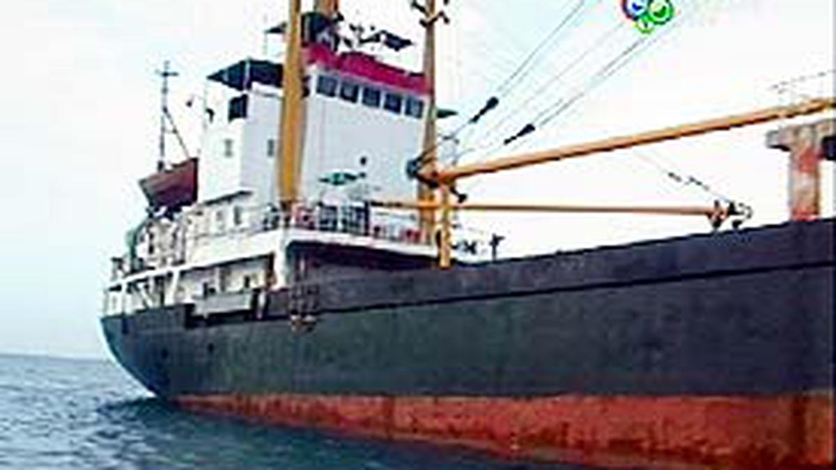 Polisi Malaysia Menyerahkan Tanker yang Dibajak