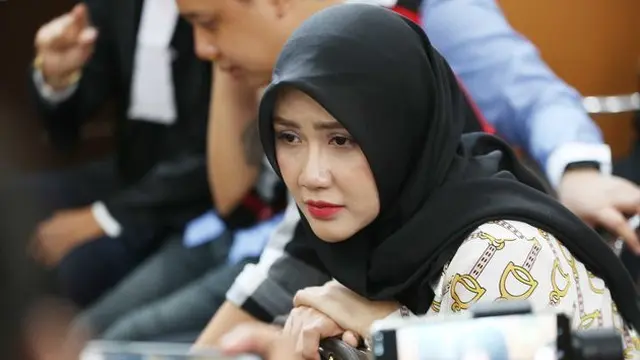 6 Potret Rey Utami Berhijab di Dalam Tahanan, Penampilan Lebih ...