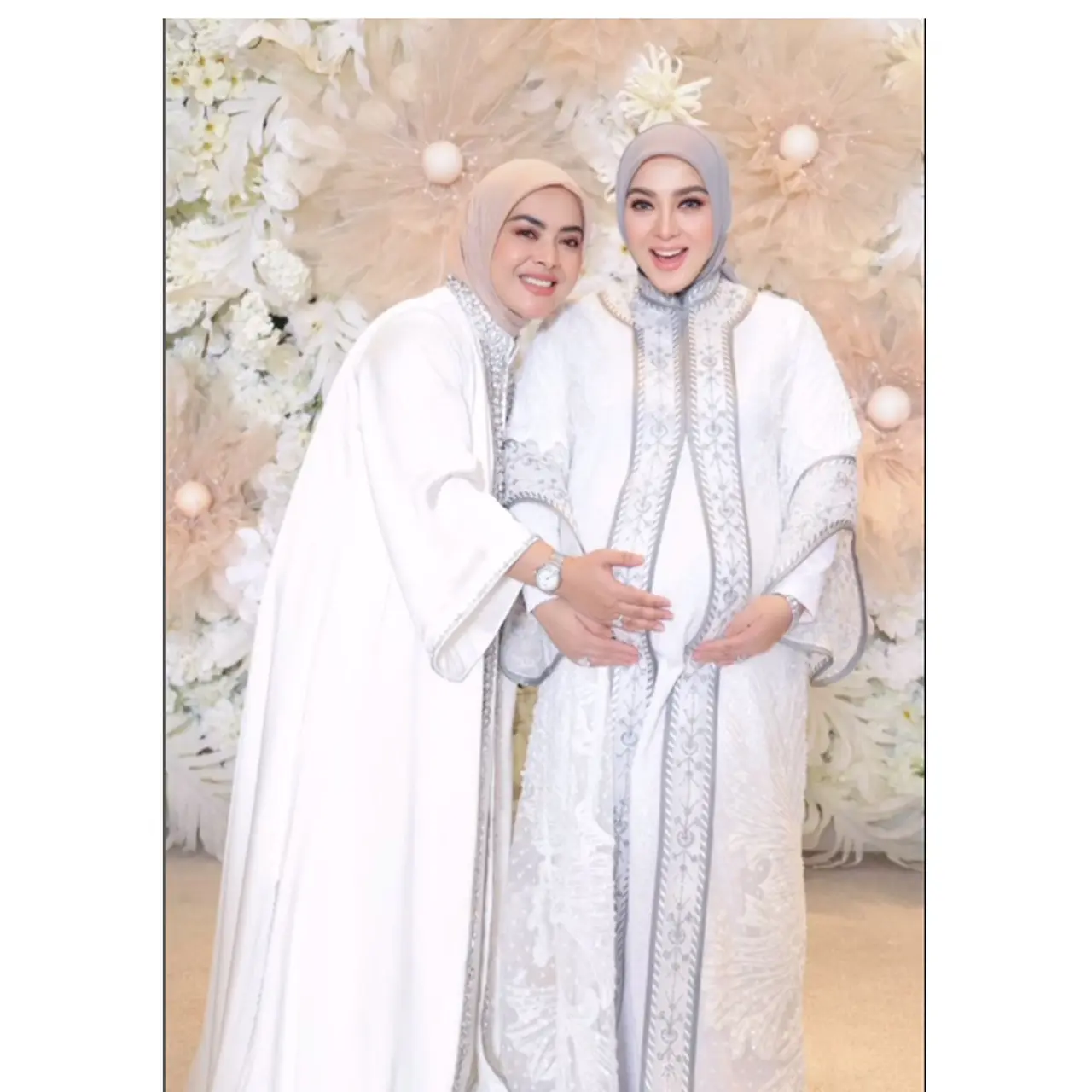 6 Potret Syahrini dan Keluarga di Acara 7 Bulanan Kehamilan, Bahagia Peluk Baby Bump - Hot ...