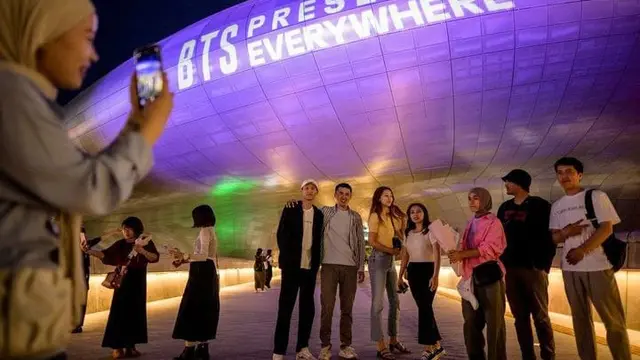 5 Potret Kemeriahan Anniversary BTS ke-10, Lautan Ungu Kota Seoul ...