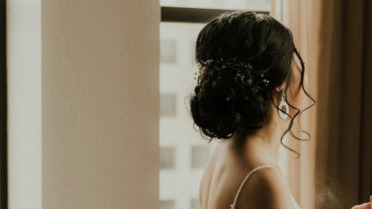 7 Gaya Rambut Simpel dan Elegan yang Cocok untuk Prewedding