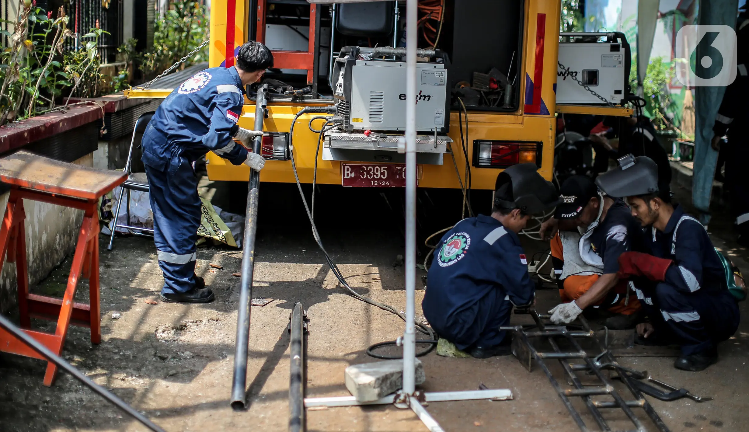 Pelatihan Teknik Las di Kantor Kelurahan Pancoran Jakarta - Foto ...
