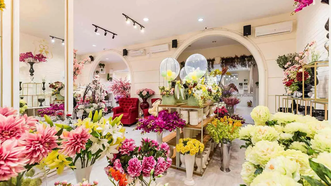Desain Toko Bunga Serba Putih Bernuansa Klasik Kontemporer yang Cantik ...