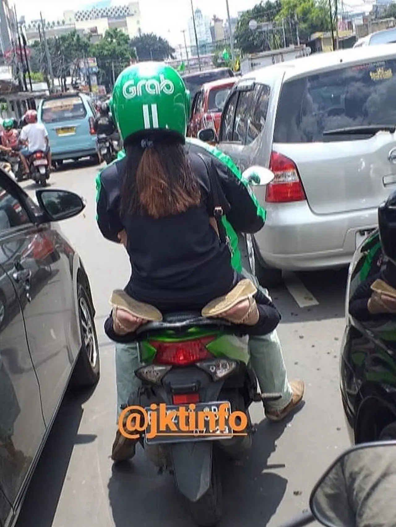 7 Pose Nyeleneh Emak-Emak saat Dibonceng Motor Ini Bikin Ketawa - Hot Liputan6.com