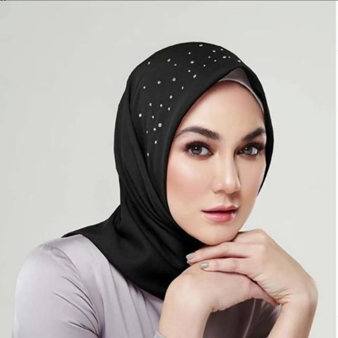 Luna Maya Jadi Model Hijab Bertabur Kristal Swarovski, Berapa Harganya ...