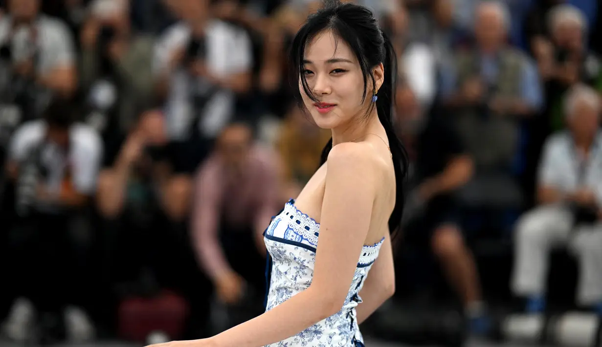 Senyum Kim Hyung-Seo alias BIBI di Festival Film Cannes ke-76 - Foto ...