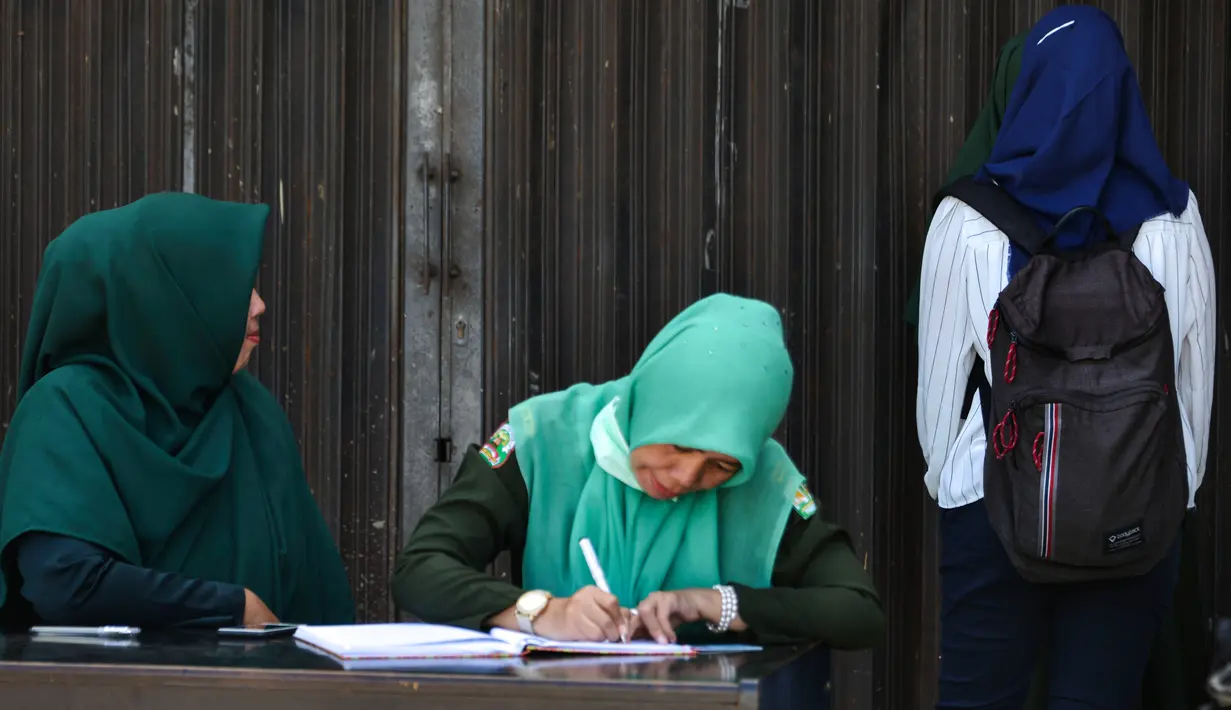 FOTO: Ada Razia Busana bagi Warga Aceh - Foto Liputan6.com