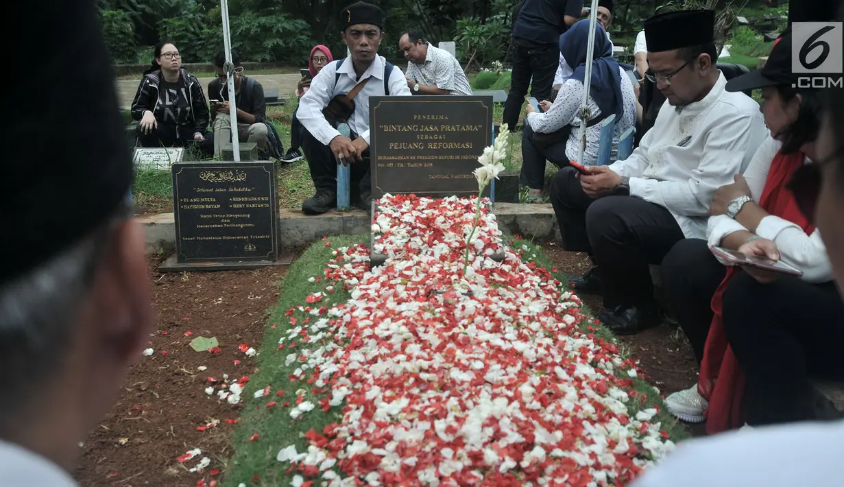 FOTO: Tabur Bunga Tragedi Mei 98 di Makam Pejuang Reformasi - Foto ...