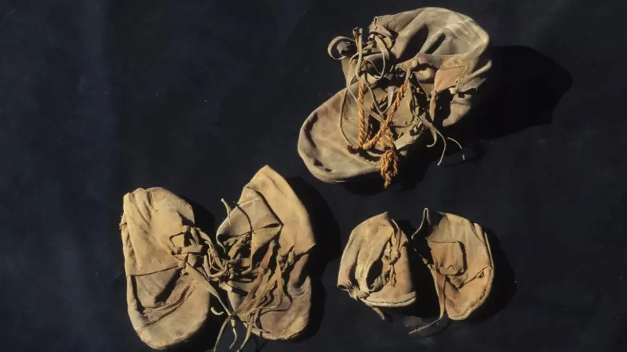 Jejak Sejarah Sepatu dari Zaman Batu hingga Era Modern, Terselip di ...