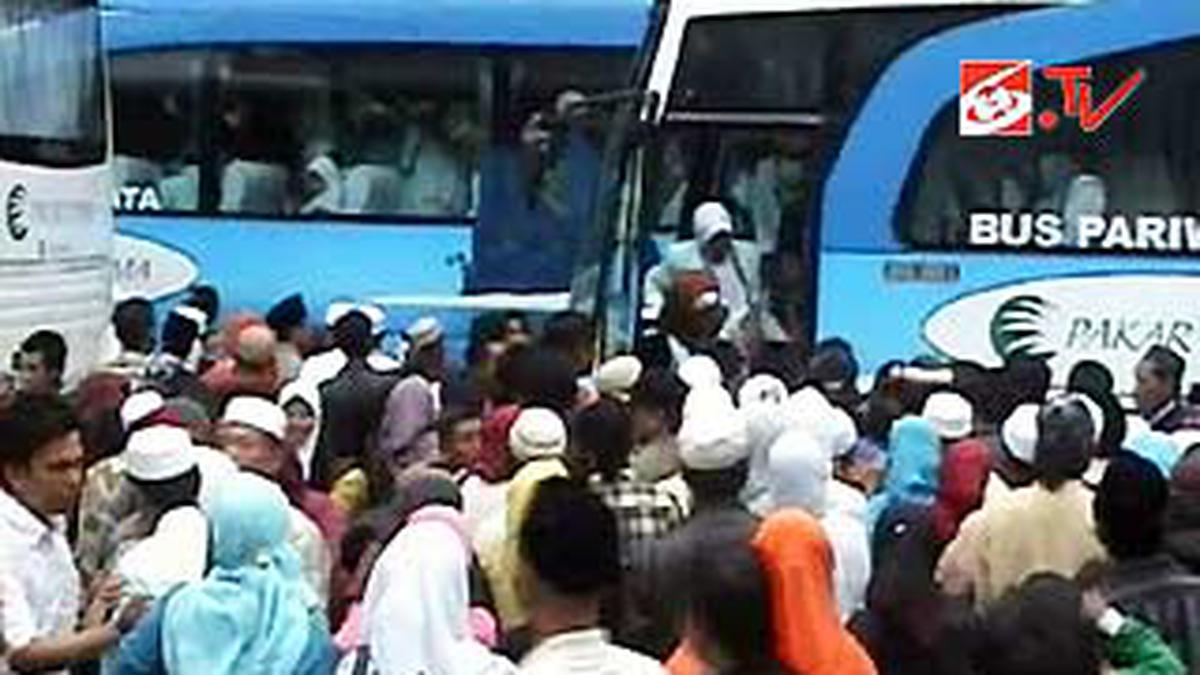 Ribuan Warga Rebutan Masuk Jemput Jemaah Haji - News Liputan6.com