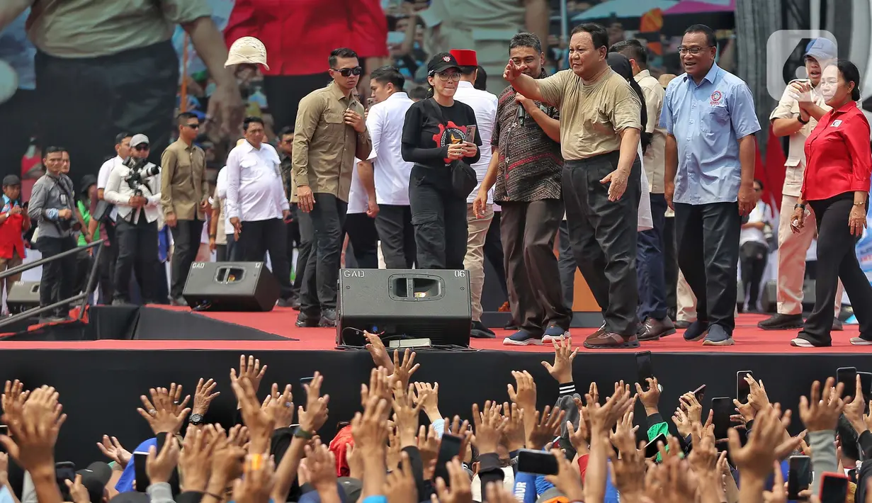Hadir pada Perayaan Hari Buruh Internasional 2025 di Monas, Presiden Prabowo Lepas Kemeja - Foto ...
