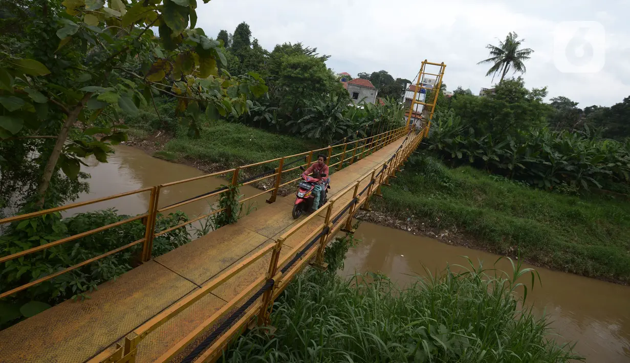 FOTO: Melintasi Jembatan Kuning Condet - Foto Liputan6.com