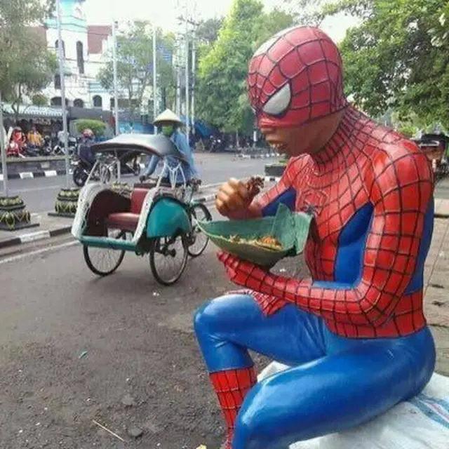 6 Potret Spider-Man Jajan di Pinggir Jalan Ini Bikin Ngakak - Hot ...