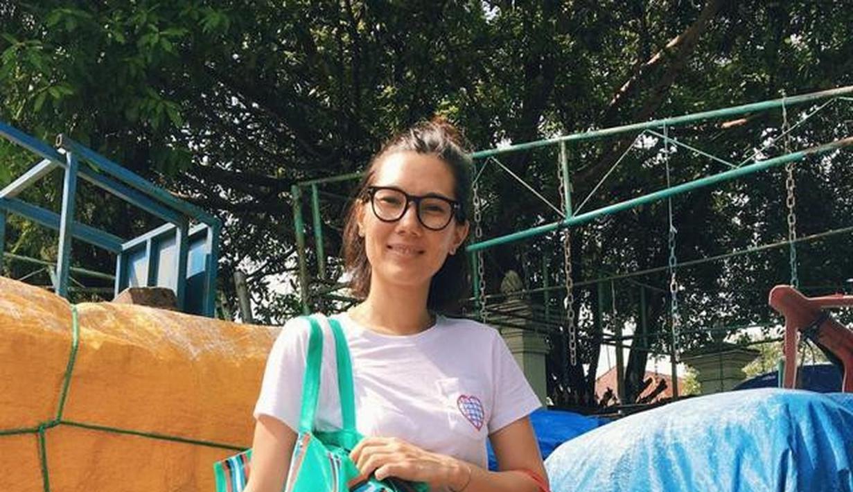 6 Potret Sarah Diorita, Istri Eross Candra Gitaris Sheila On 7 yang ...