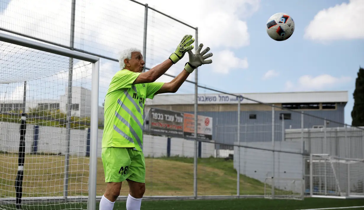 FOTO: Kakek 73 Tahun Jadi Pesepak Bola Tertua di Dunia - Foto Liputan6.com