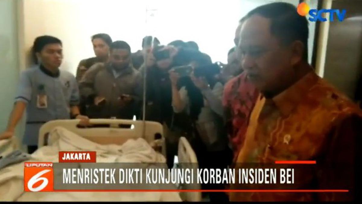 Menristekdikti Jenguk Mahasiswa Korban Ambruknya Balkon BEI - News Liputan6.com