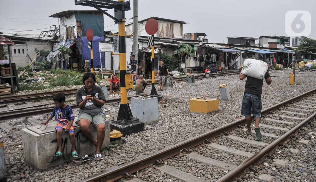 Potret Permukiman di Bantaran Rel Kereta - Foto Liputan6.com