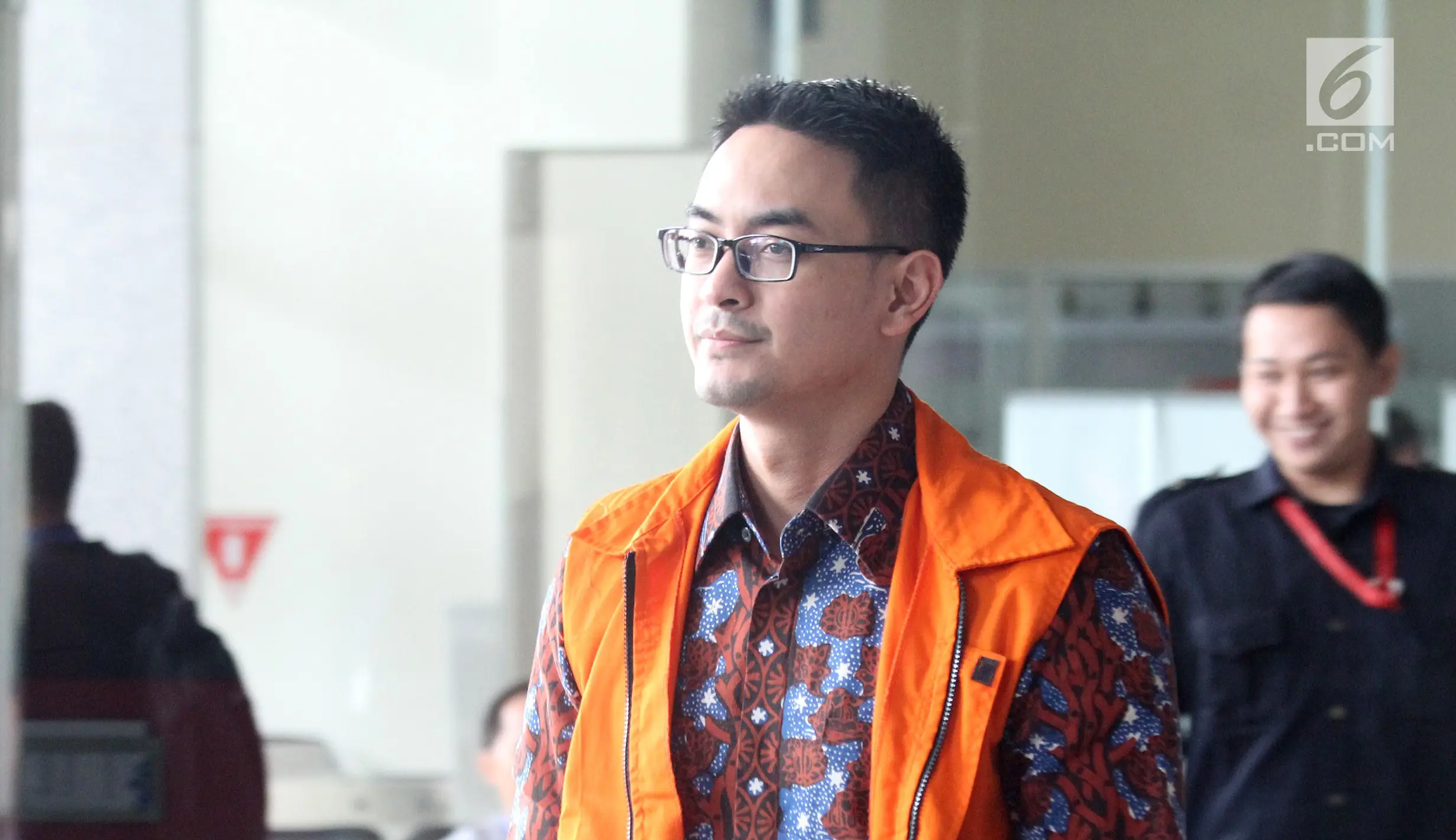 FOTO: Senyum Zumi Zola Usai Diperiksa KPK - Foto Liputan6.com