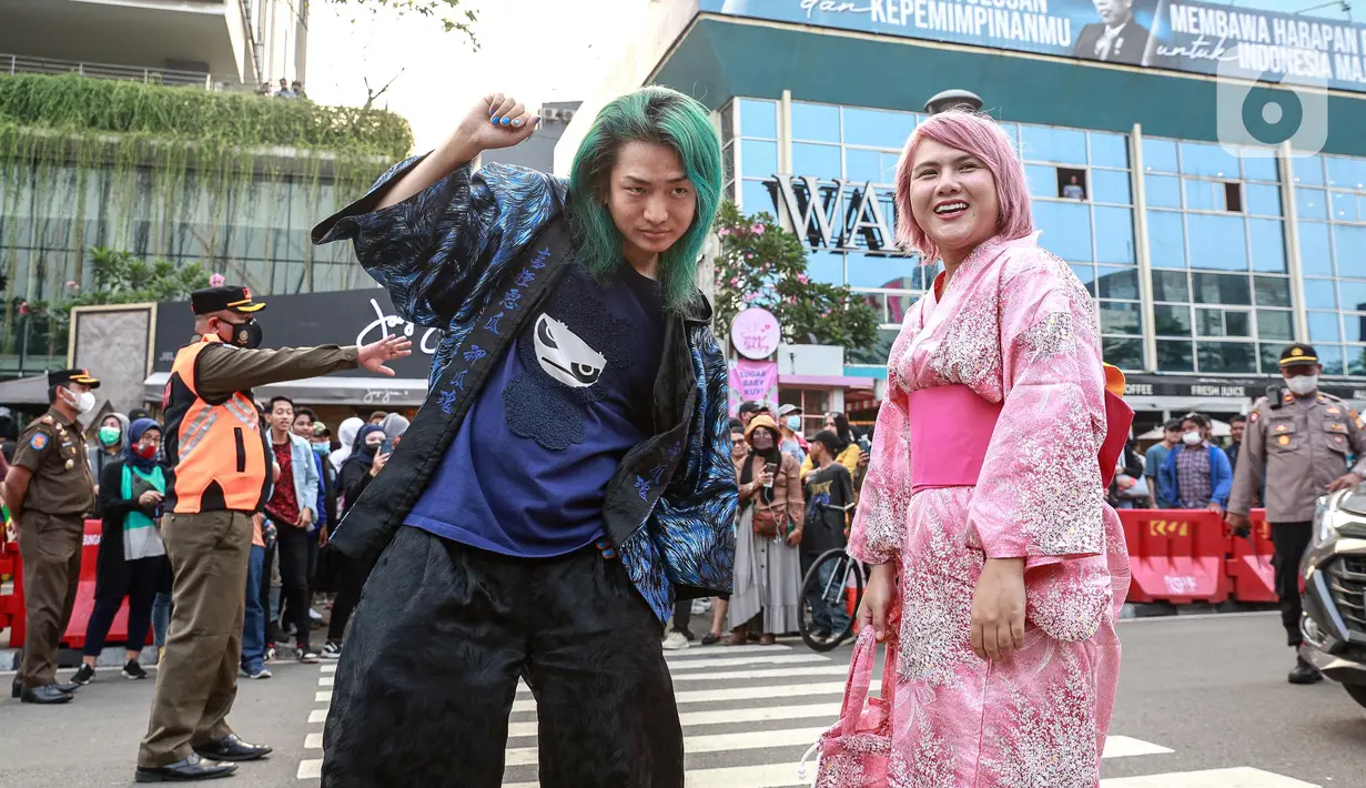 Giliran Evelyn Nada Anjani dan DJ Shacho Melenggang di Citayam Fashion Week - Foto Liputan6.com