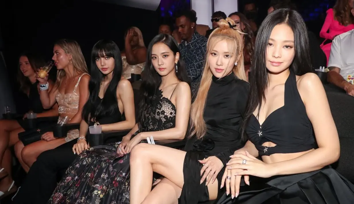 6 Potret Detail Perhiasan Rosé BLACKPINK di MTV VMA, Bentuk Unik Bertabur Berlian - Photo Fimela.com