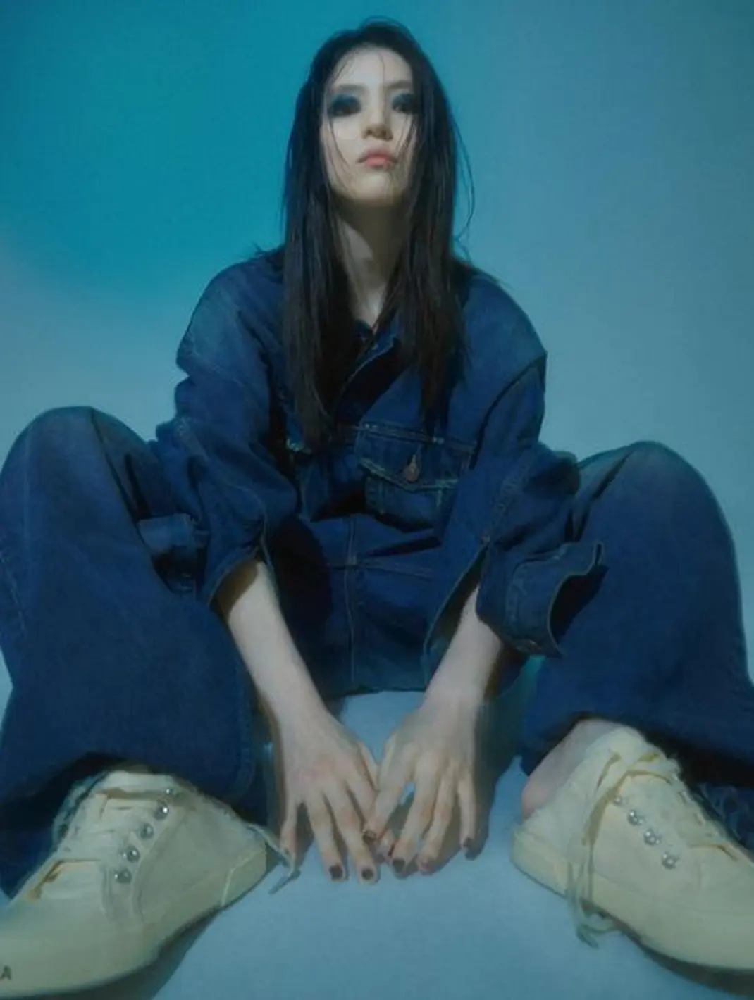 9 Potret Han So Hee Tampil Garang dengan Makeup Bold di Pemotretan Terbaru