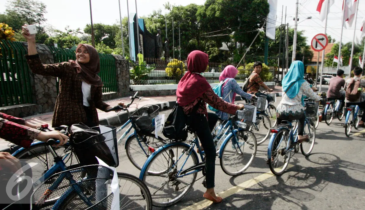 Begini Cara Mahasiswa UGM Peringati Hari Batik Nasional - Foto Liputan6.com
