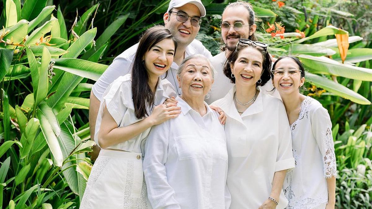 Jarang Terekspos, 6 Gaya Kompak Pemotretan Raline Shah dan Keluarga ...