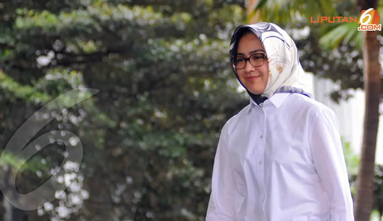 Airin Jenguk Suami Sendirian - Foto Liputan6.com