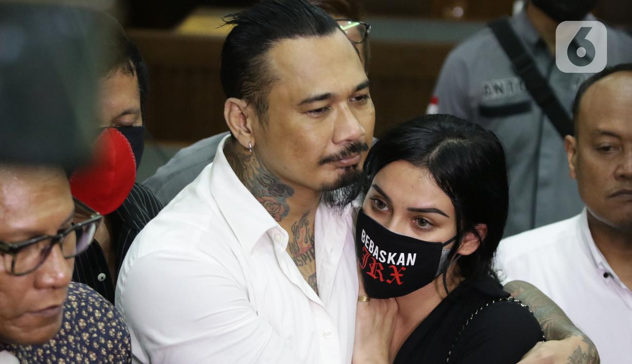 FOTO: Peluk Nora Alexandra, Jerinx Beri Keterangan Usai Sidang Putusan ...