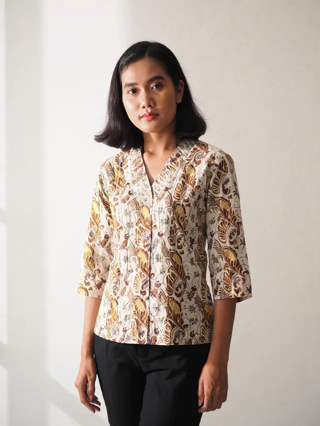 9 Pilihan Blouse Batik Wanita Kerja Model Simple Elegan, Cocok untuk ...