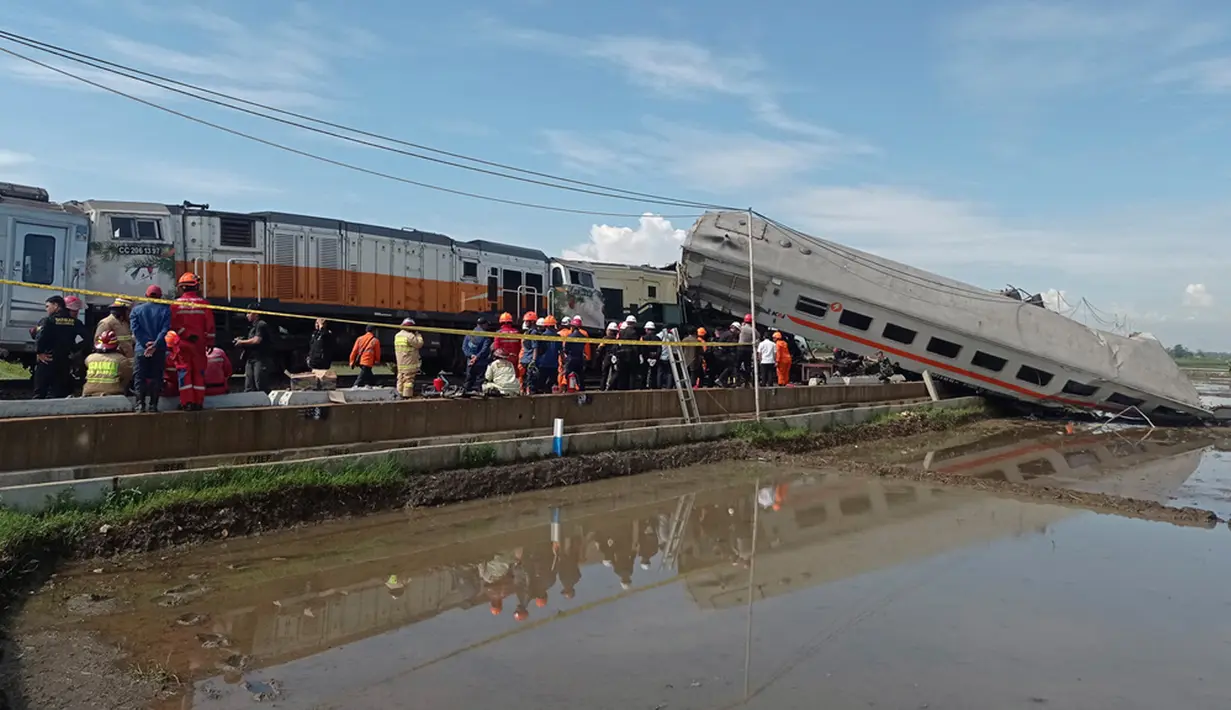 Kereta Turangga dan Bandung Raya Tabrakan, Begini Penampakannya - Foto ...