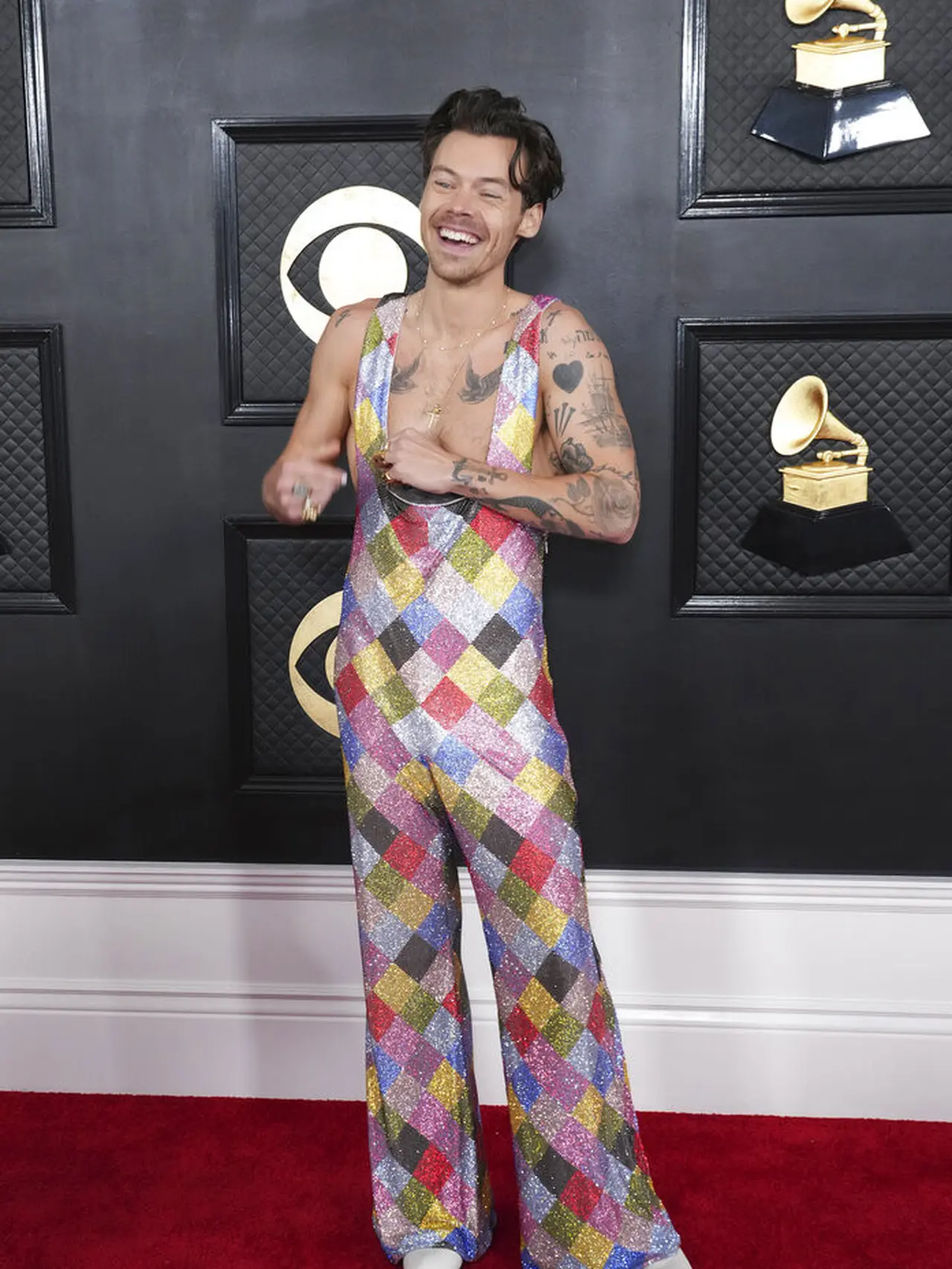 Gaya Androgini Harry Styles yang Kerap Picu Pro Kontra - Lifestyle ...