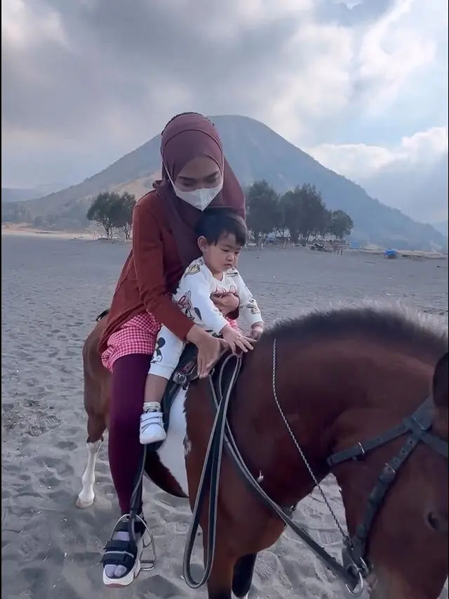 Potret Ria Ricis Ajak Baby Moana Liburan ke Gunung Bromo Setelah Kebakaran - Entertainment ...