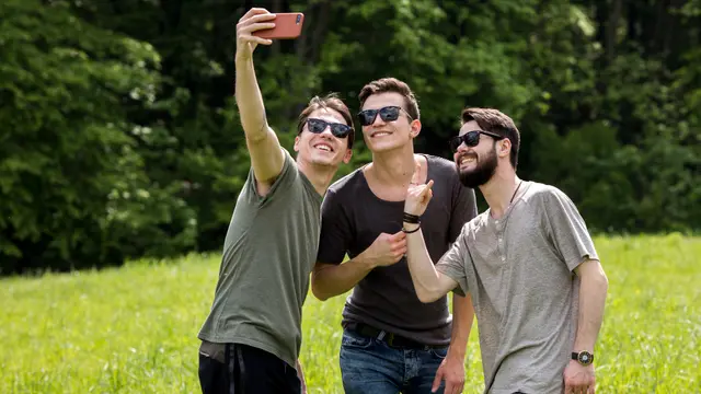 Arti Mitos Foto Bertiga yang Perlu Dipahami Khalayak Umum - Ragam Bola.com