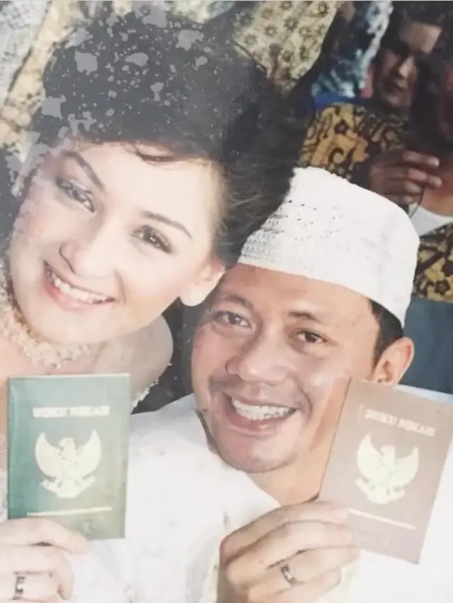 Rayakan 20 Tahun Pernikahan, Ini 7 Potret Lawas Mona Ratuliu dan Suami - Hot Liputan6.com