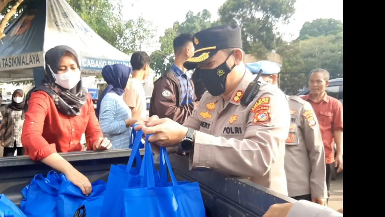 Lebih Berfaedah, Polres Tasikmalaya Halau Pendemo dengan Bagi-Bagi Sembako - Regional Liputan6.com