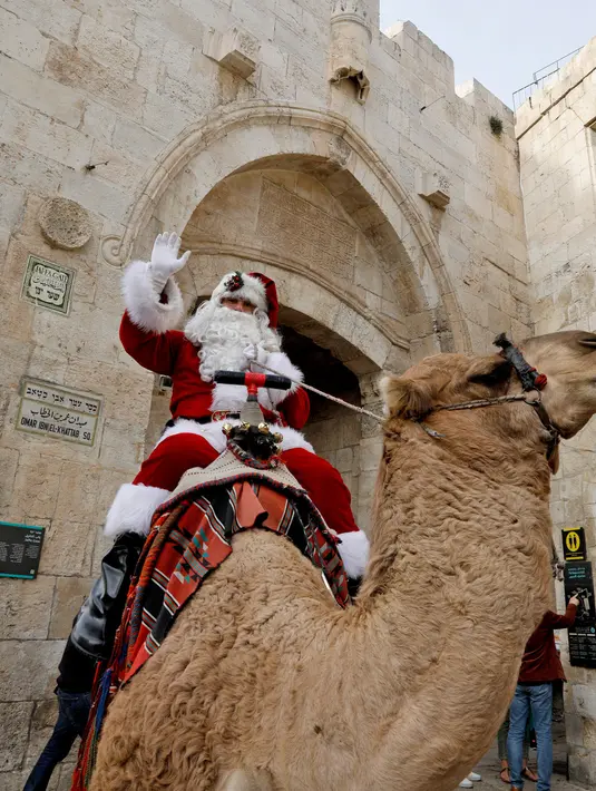 PHOTO: Bawa Unta, Santa Claus Bikin Heboh Kota Tua Yerusalem - Foto ...
