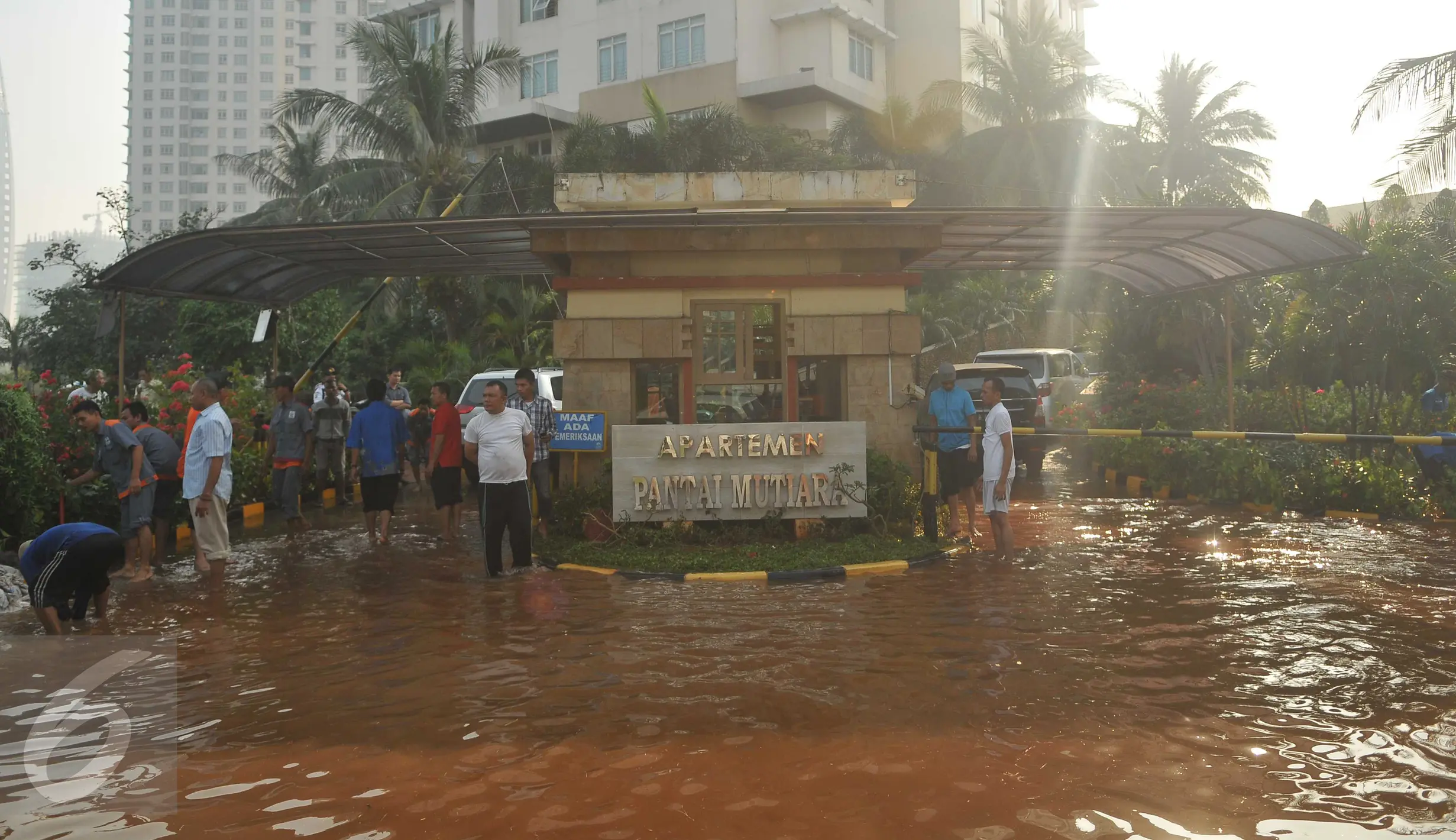Akibat Tanggul Jebol Perumahan Pantai Mutiara Terendam Banjir - Foto ...