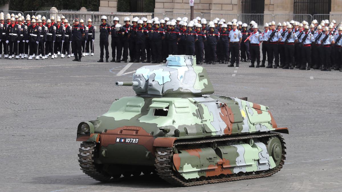 FOTO: Tank Perang Dunia II Ramaikan Parade Militer Bastille Day - Foto ...