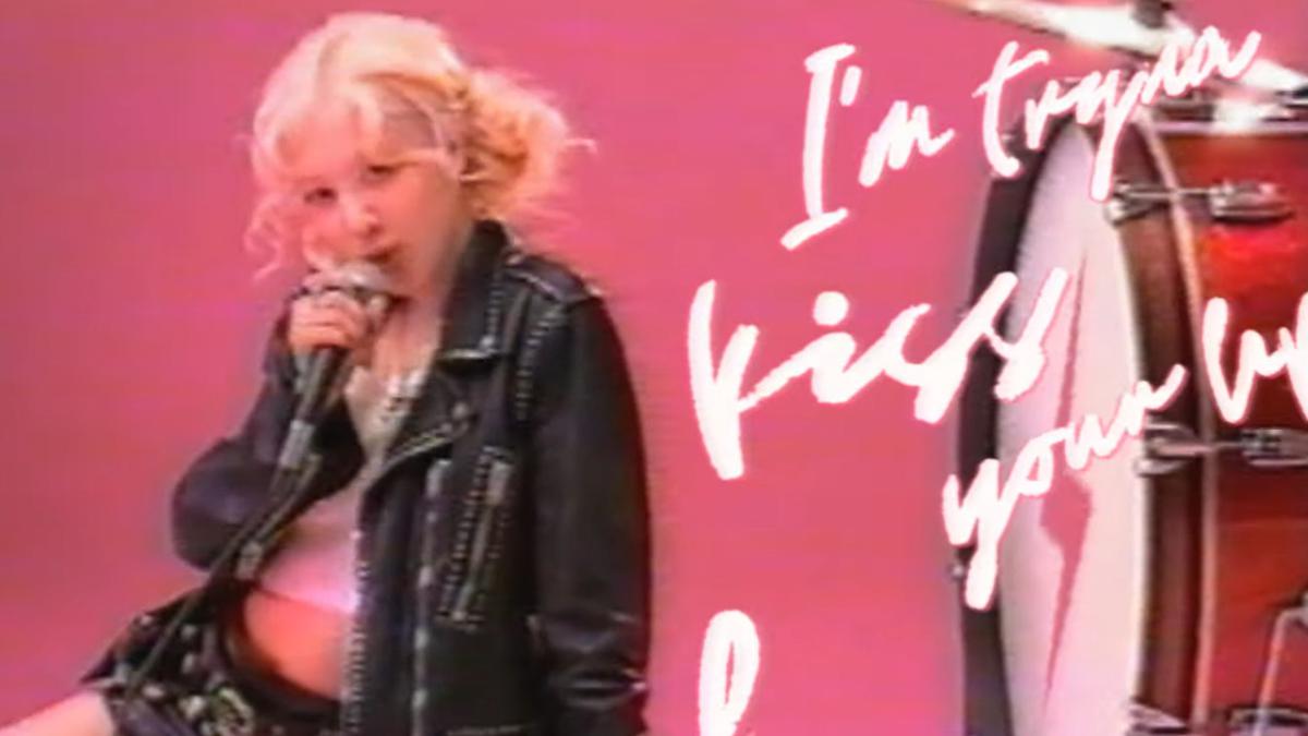 Gaya Lady Rocker Rose BLACKPINK di Video Klip APT dengan Bruno Mars ...