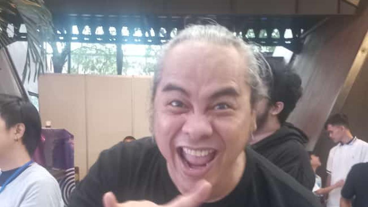 Ferdy Tahier Dapat Kejutan Ultah Kado Gitar saat Manggung Bareng ...