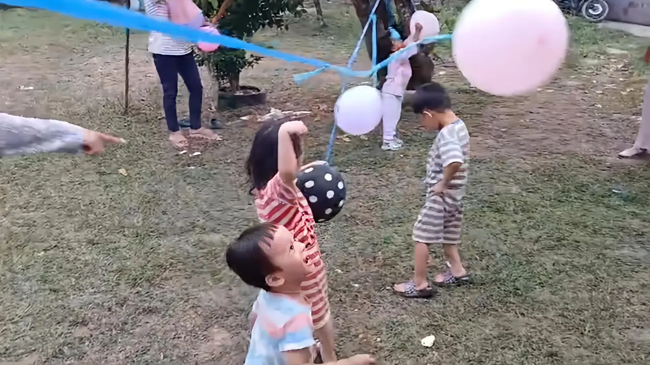 Keseruan Panjat Pinang 79 Pohon hingga Lomba Balon Batita di Palembang ...