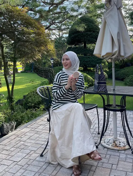 Penampilan Ayana Moon Cantik Berseri dengan Hijab Warna Putih - Foto ...
