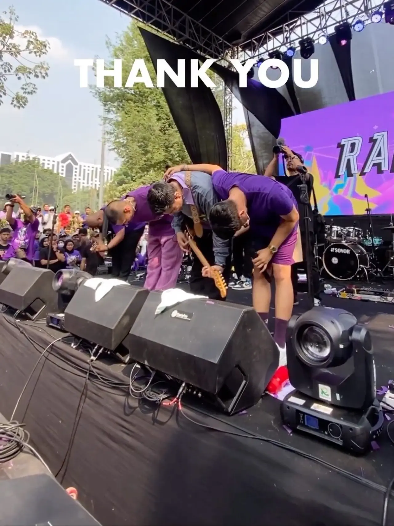 6 Potret RAN Manggung di Senayan Pakai Outfit Ungu, Nyanyi Pandangan ...