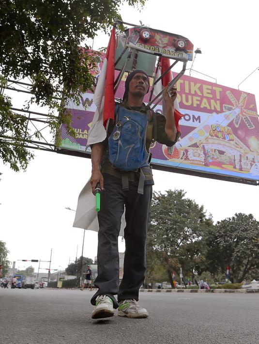 FOTO: Aksi Jalan Mundur Pria Asal Tulungagung Tiba di Bekasi - Foto ...